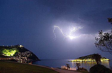 Pavasarinis žaibas Ispanijos paplūdimyje - DELFI